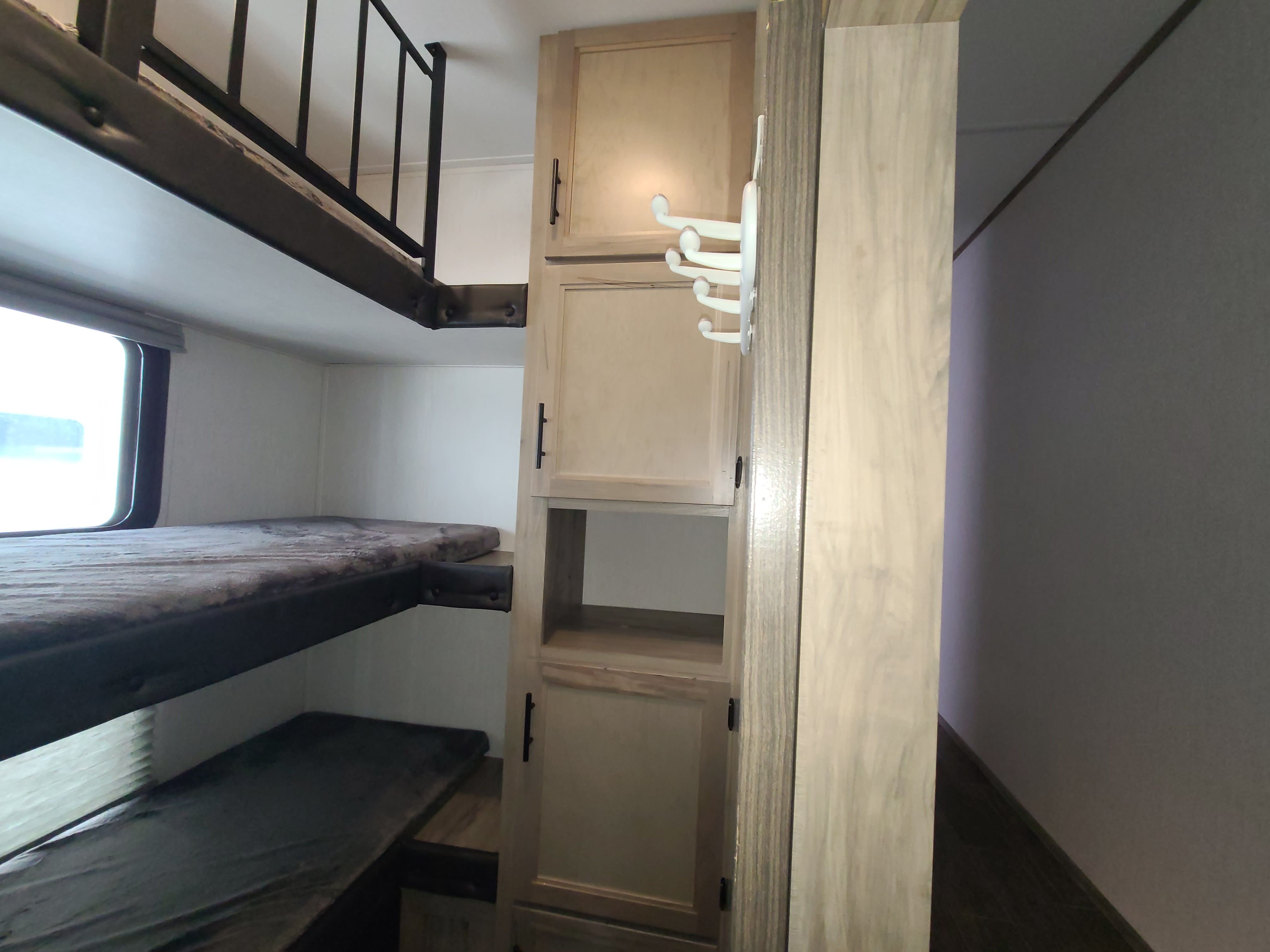 2022 ARCTIC WOLF 327MB by FOREST RIVER | Earlton RV - RVC Navigator