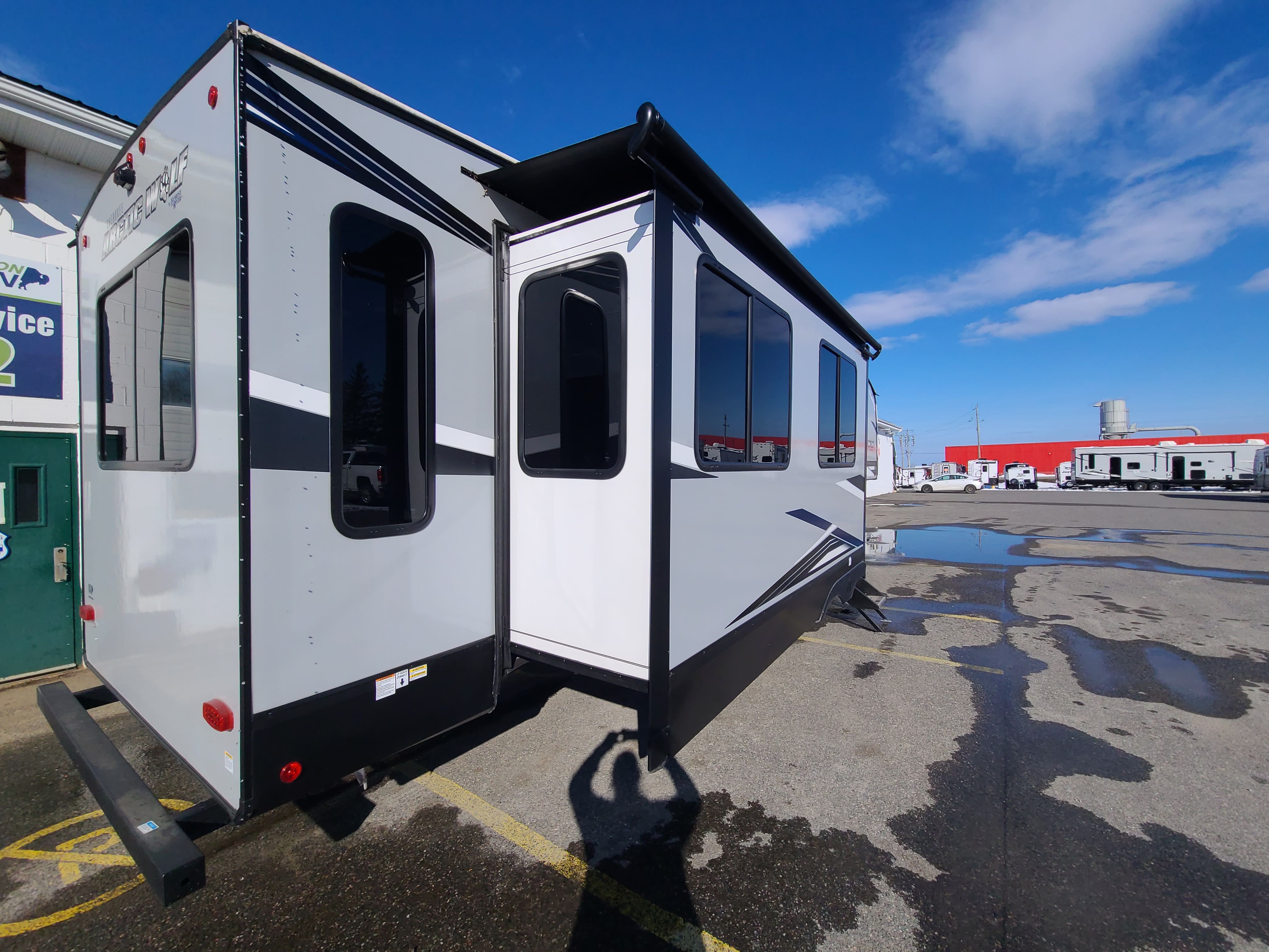 2022 ARCTIC WOLF 327MB by FOREST RIVER | Earlton RV - RVC Navigator